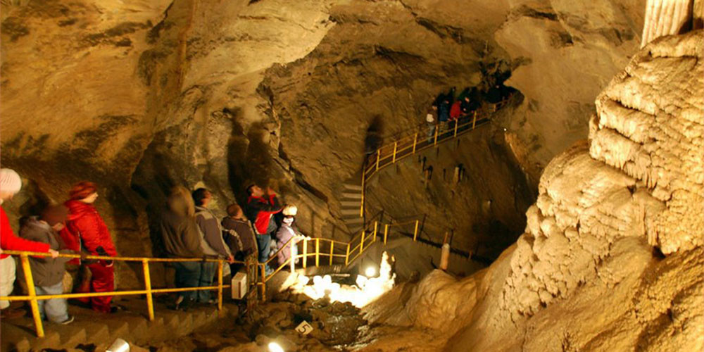 Jaskinia Bielańska - zejście w dół jaskini - SzewczykTravel - Spływ ...